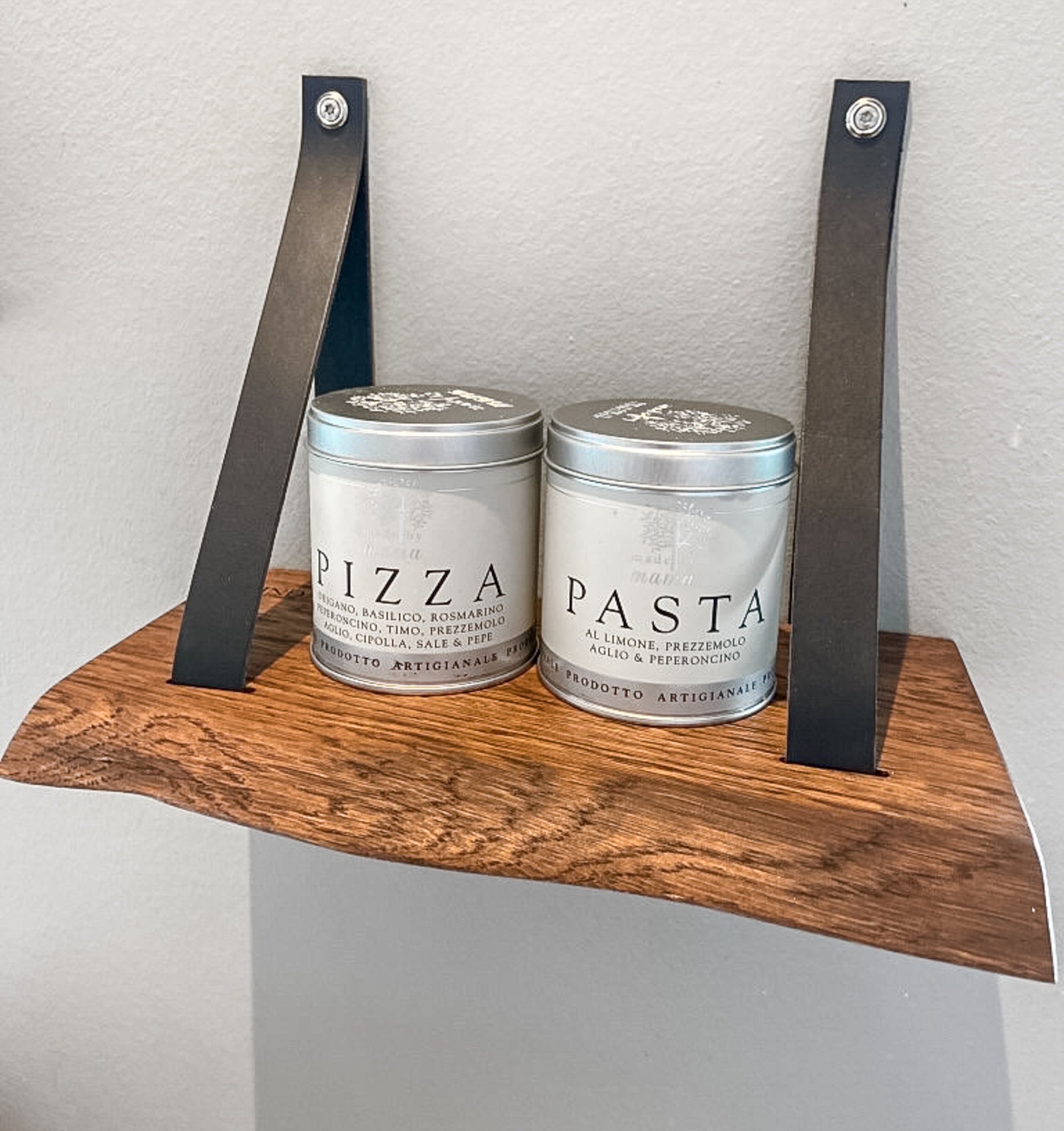 Hylder med læderstropper – WoodTreats.dk